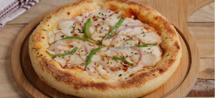 Yalas pizza store