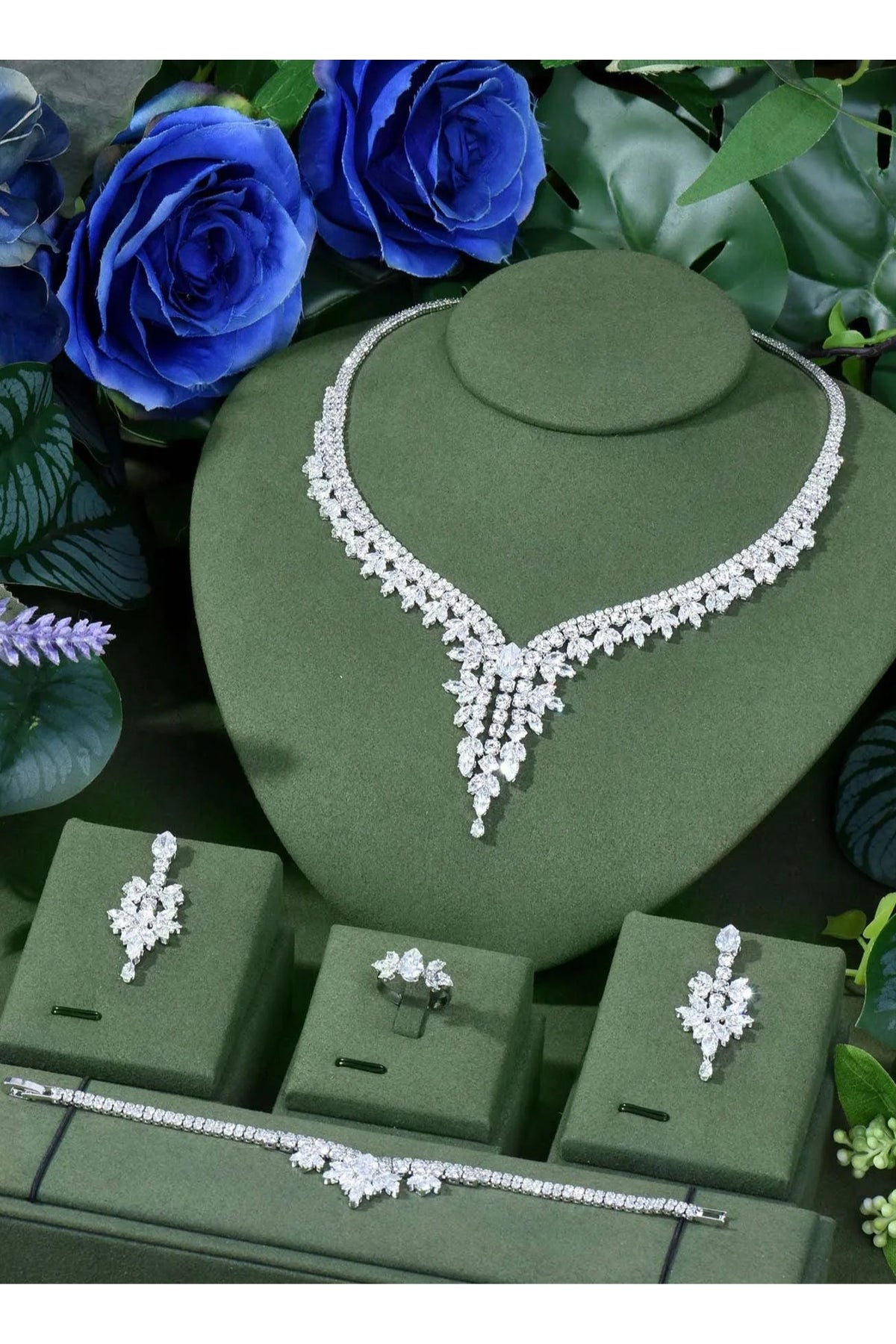 Generic A luxurious complete jewelry set consisting of an elegant ...