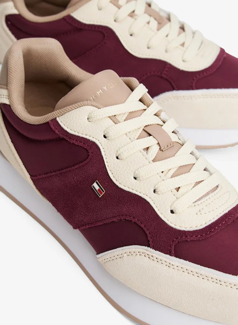 اشتري تومي هيلفيغر حذاء سويد بحروف الماركة تي إتش في السعودية